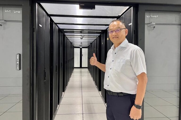 首次亮相！友崴總經理陳武宏引領介紹台灣最大AI運算中心 – 友崴超級運算股份有限公司